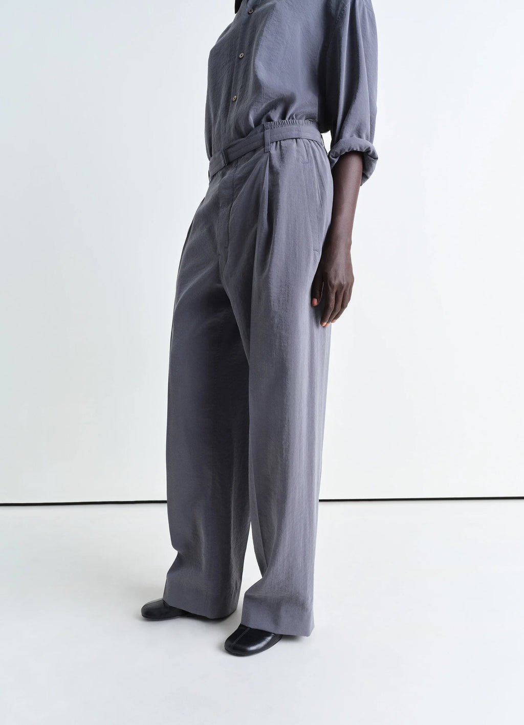 LOCKERE HOSE MIT GÜRTEL - Asphalt - Dry Silk - Damen | LEMAIRE