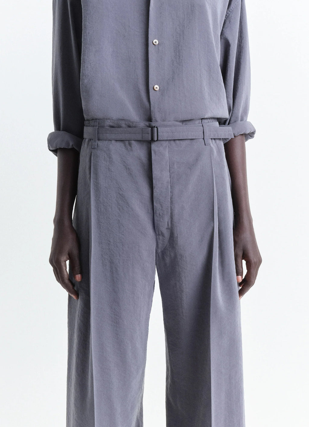 벨티드 릴랙스드 팬츠 - Asphalt - 드라이 실크 - 여성 | LEMAIRE