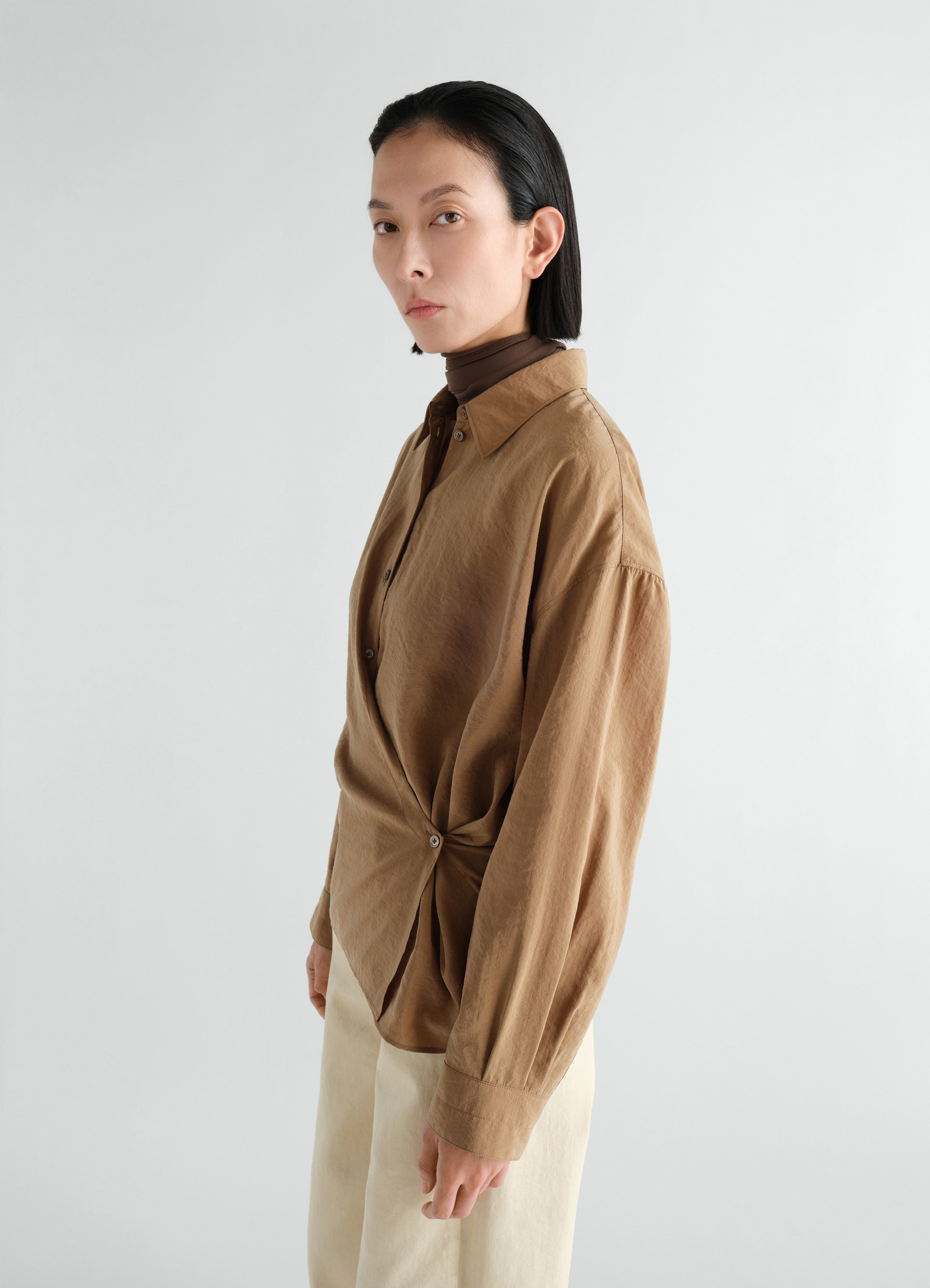 TWISTED ドライシルク ストレートカラー シャツ - Toffee - Dry Silk - ウィメンズ | LEMAIRE