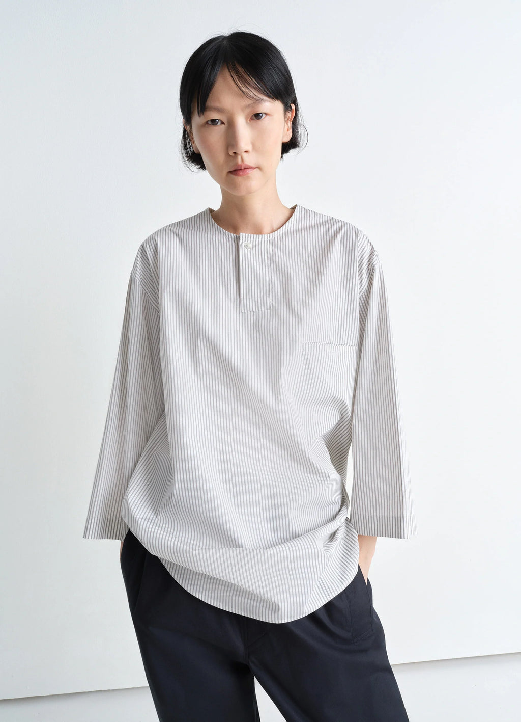 쇼트슬리브 헨리 톱 - Creamy White/Taupe/Black - 줄무늬 면 포플린 - 유니섹스 | LEMAIRE