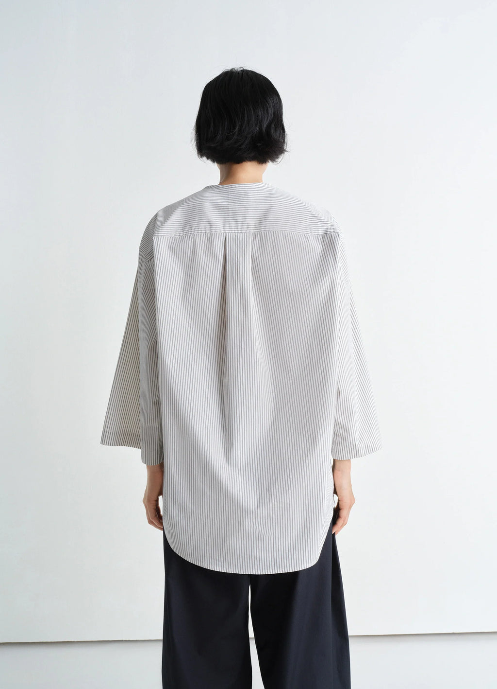 ショートスリーブ ヘンリー トップ - Creamy White/Taupe/Black - ストライプコットンポプリン - ユニセックス ...