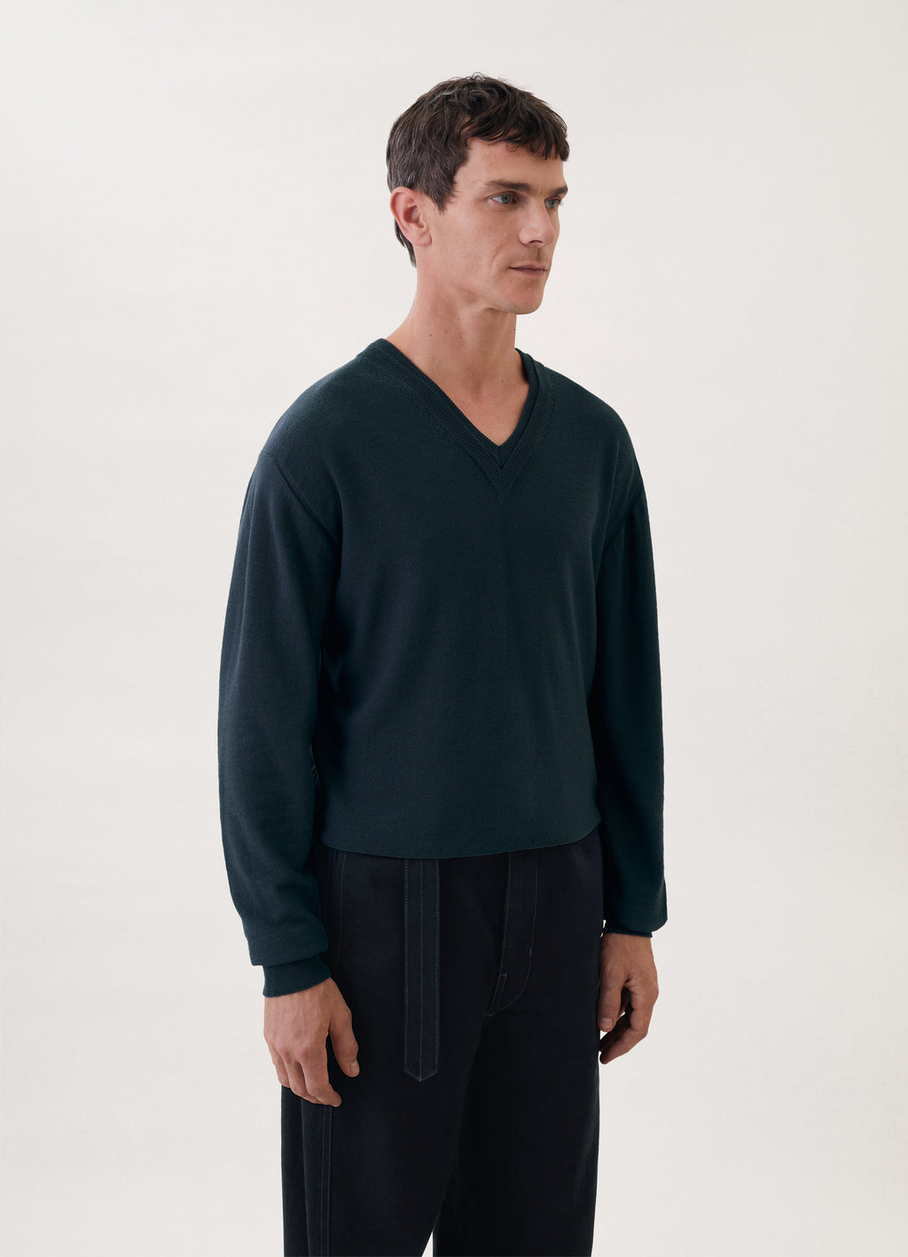 트롱프뢰유 V넥 스웨터 - Storm Blue - 최고급 메리노 울 - 남성 | LEMAIRE